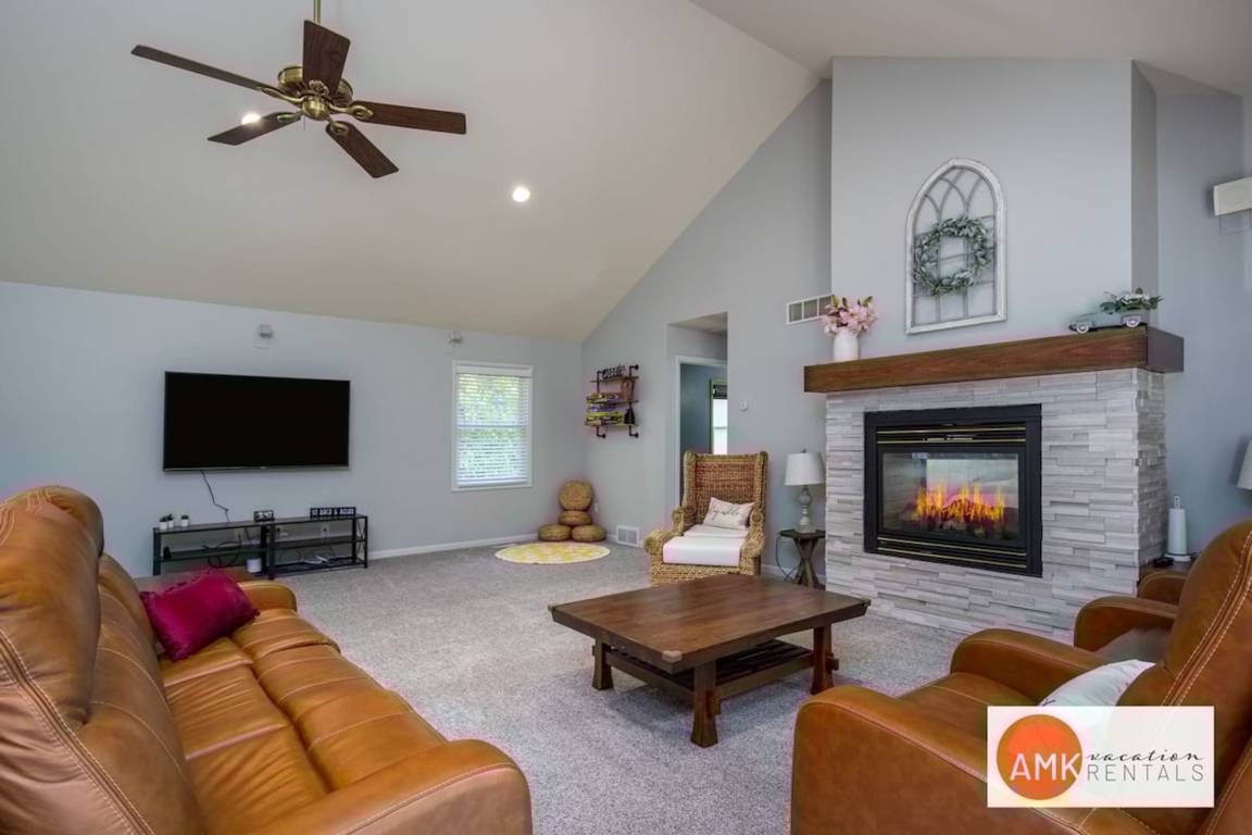 House ∙ 4 Bedrooms ∙ 16 Guests - Holland, MI