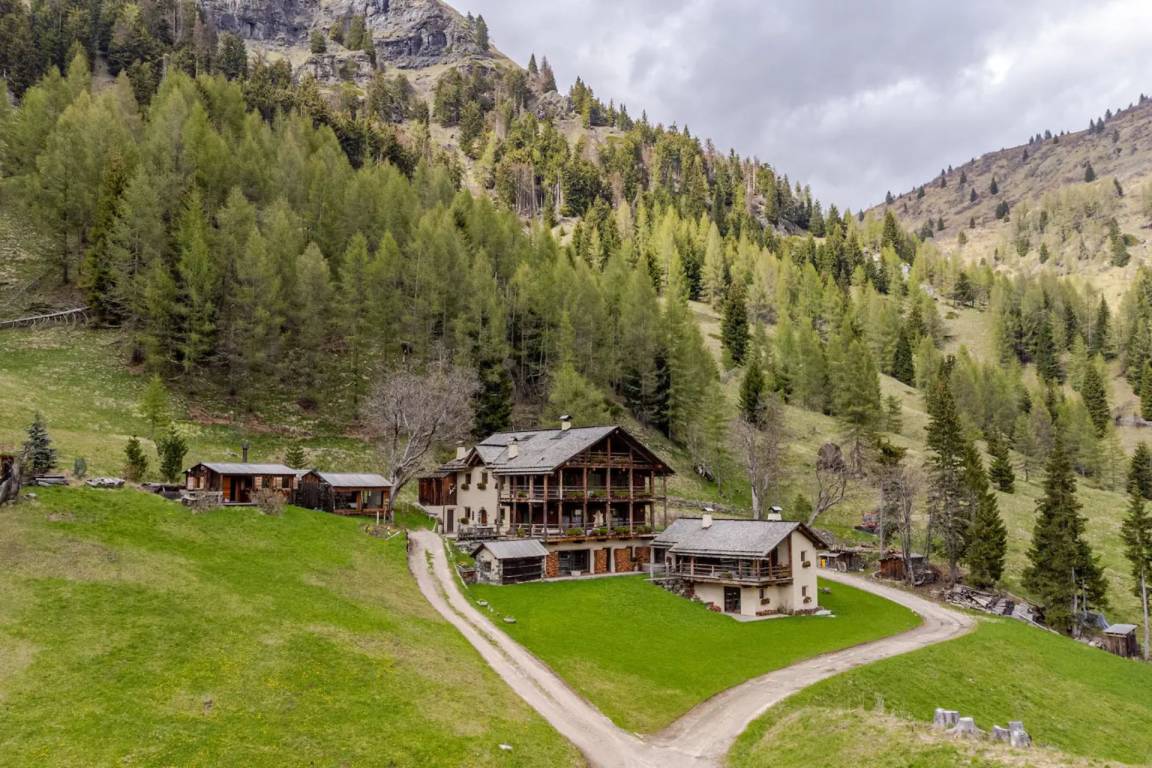 800 M² Chalet ∙ 10 Bedrooms ∙ 20 Guests - Corvara, BZ, Italy