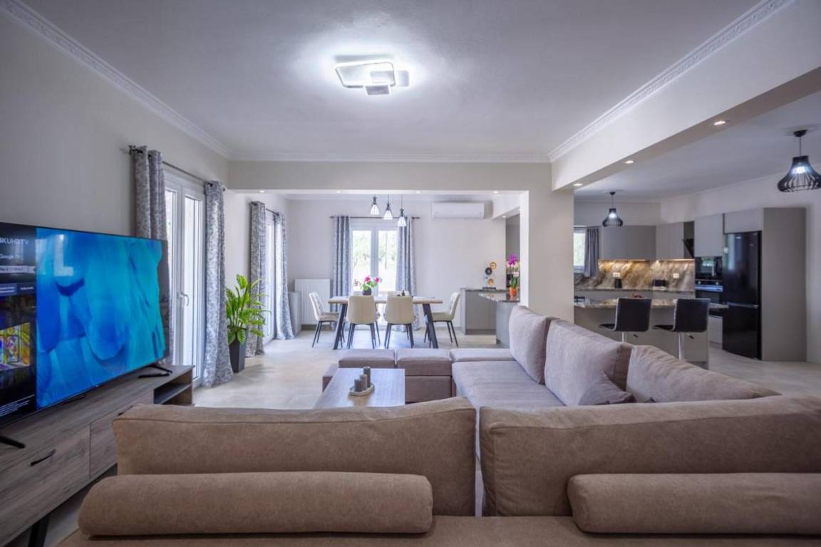 153 M² Villa ∙ 4 Bedrooms ∙ 9 Guests - Zakinthos