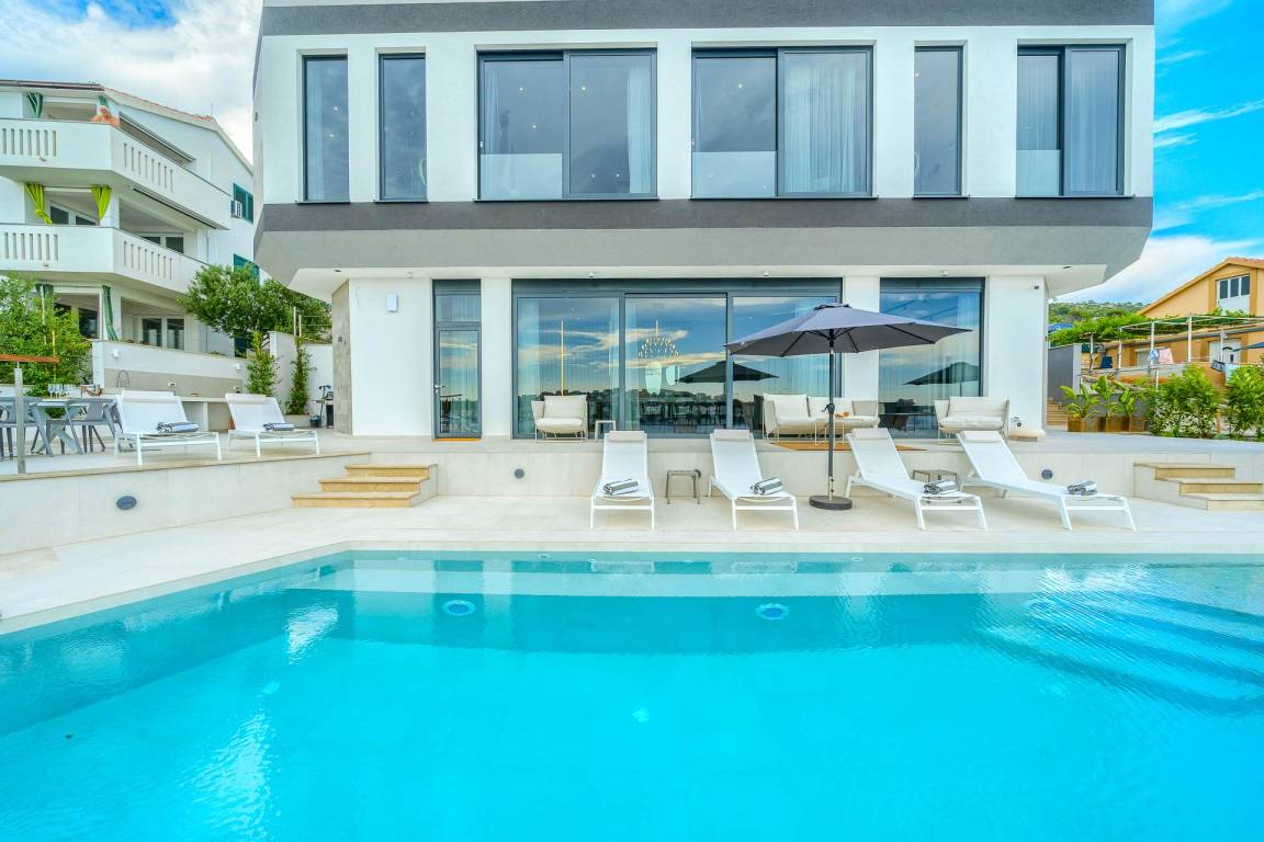 Villa ∙ 5 Bedrooms ∙ 10 Guests - Sevid