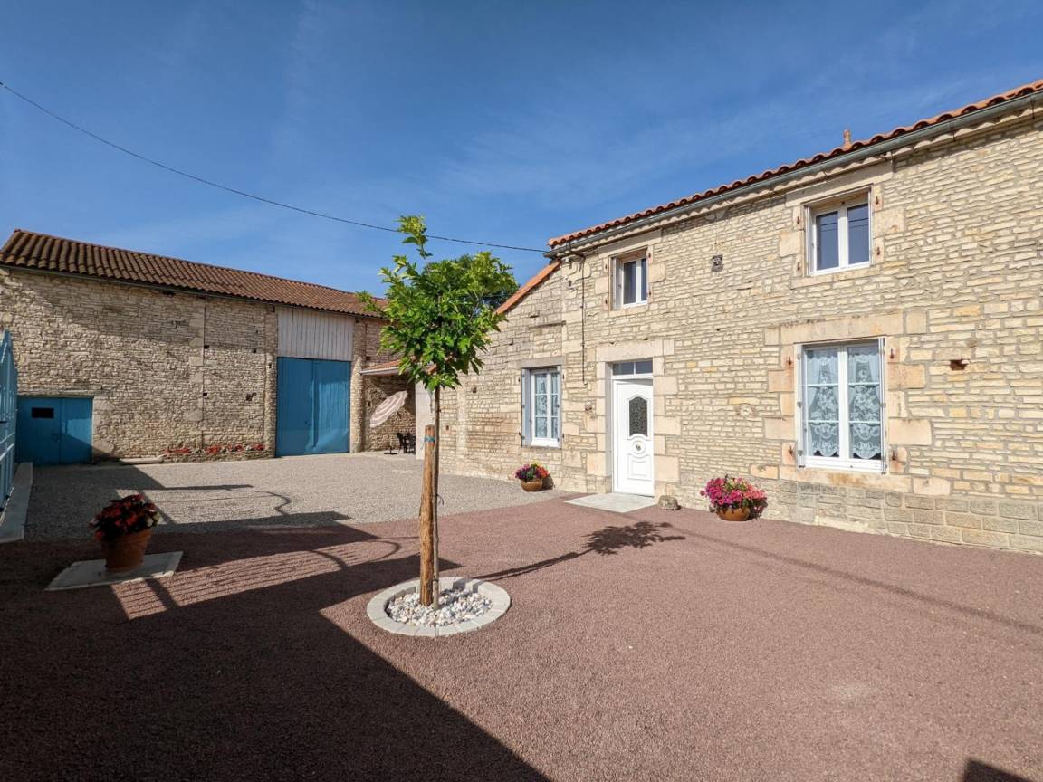 98 M² Cottage ∙ 2 Bedrooms ∙ 4 Guests - Charente