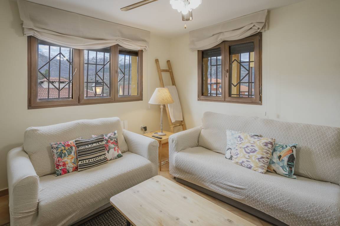 128 M² Talo ∙ 4 Makuuhuonetta ∙ 10 Vierasta - Navaluenga