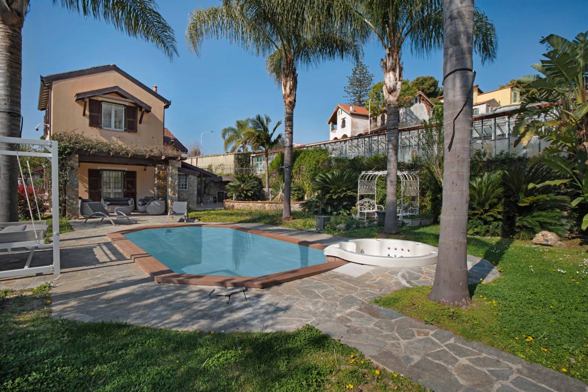 250 M² Villa ∙ 4 Schlafzimmer ∙ 8 Gäste - Bordighera