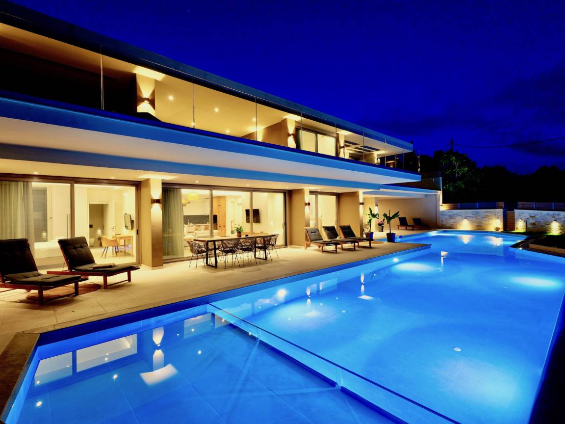 350 M² Villa ∙ 6 Bedrooms ∙ 14 Guests - Greece