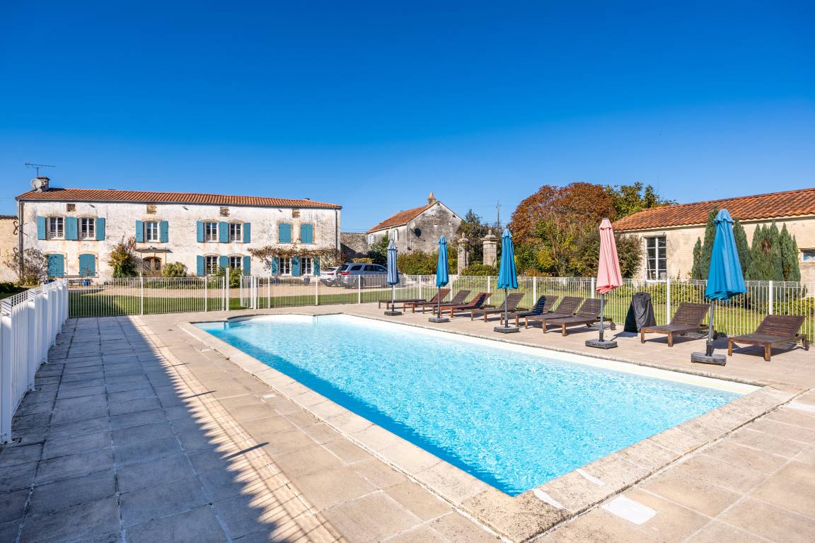 600 M² Maison De Vacances ∙ 14 Chambres ∙ 32 Personnes - Surgères