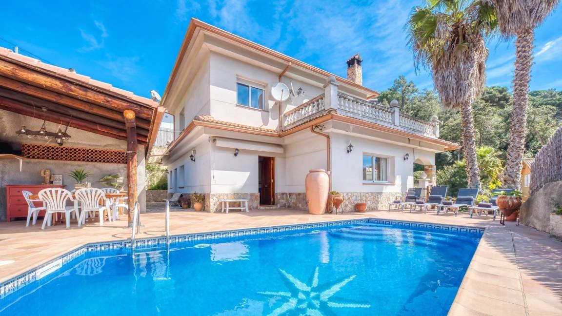180 M² Villa ∙ 4 Bedrooms ∙ 9 Guests - Lloret de Mar