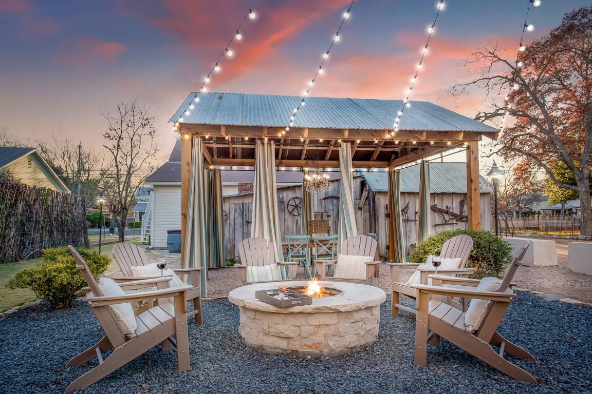 House ∙ 4 Bedrooms ∙ 8 Guests - Fredericksburg, TX