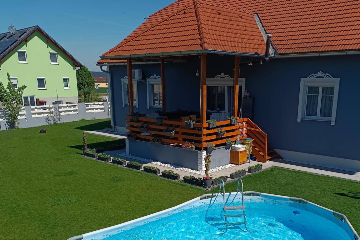 180 M² House ∙ 2 Bedrooms ∙ 4 Guests - Hollabrunn