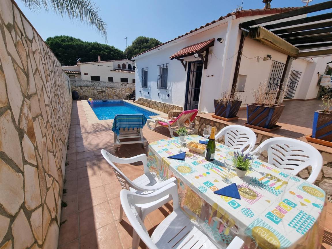 90 M² Maison De Vacances ∙ 3 Chambres ∙ 8 Personnes - L'Escala