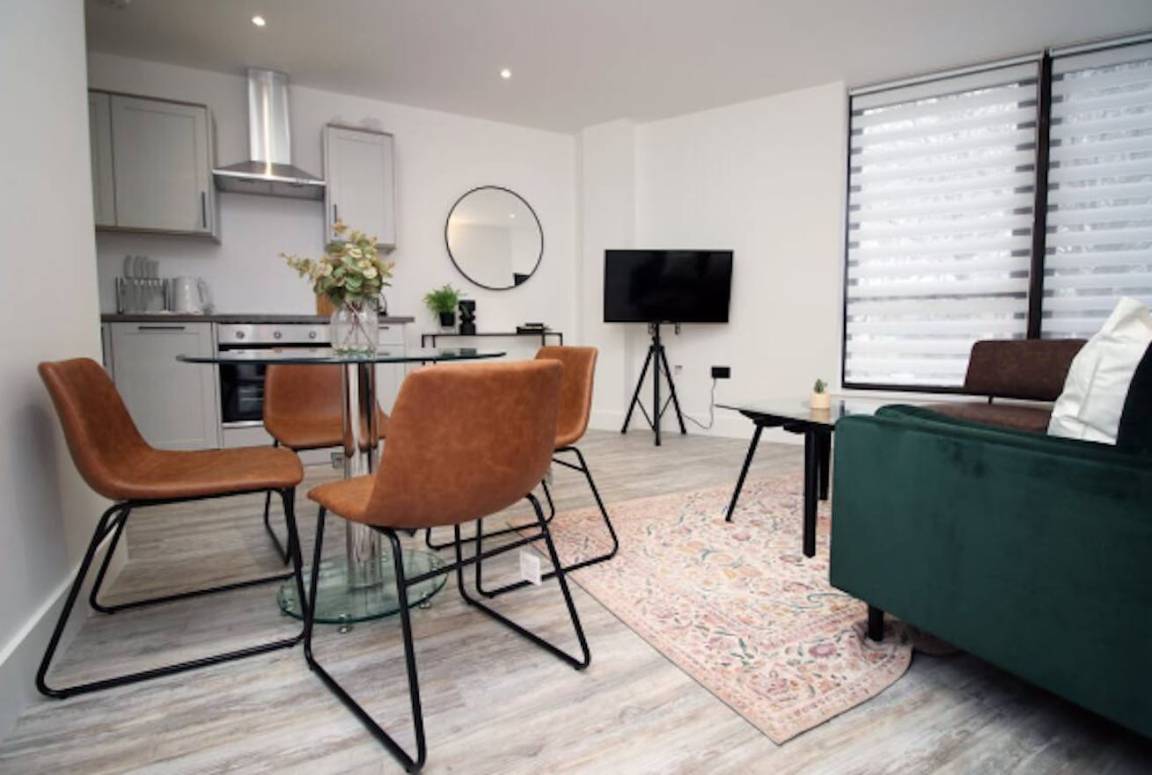 80 M² House ∙ 2 Bedrooms ∙ 4 Guests - Swindon