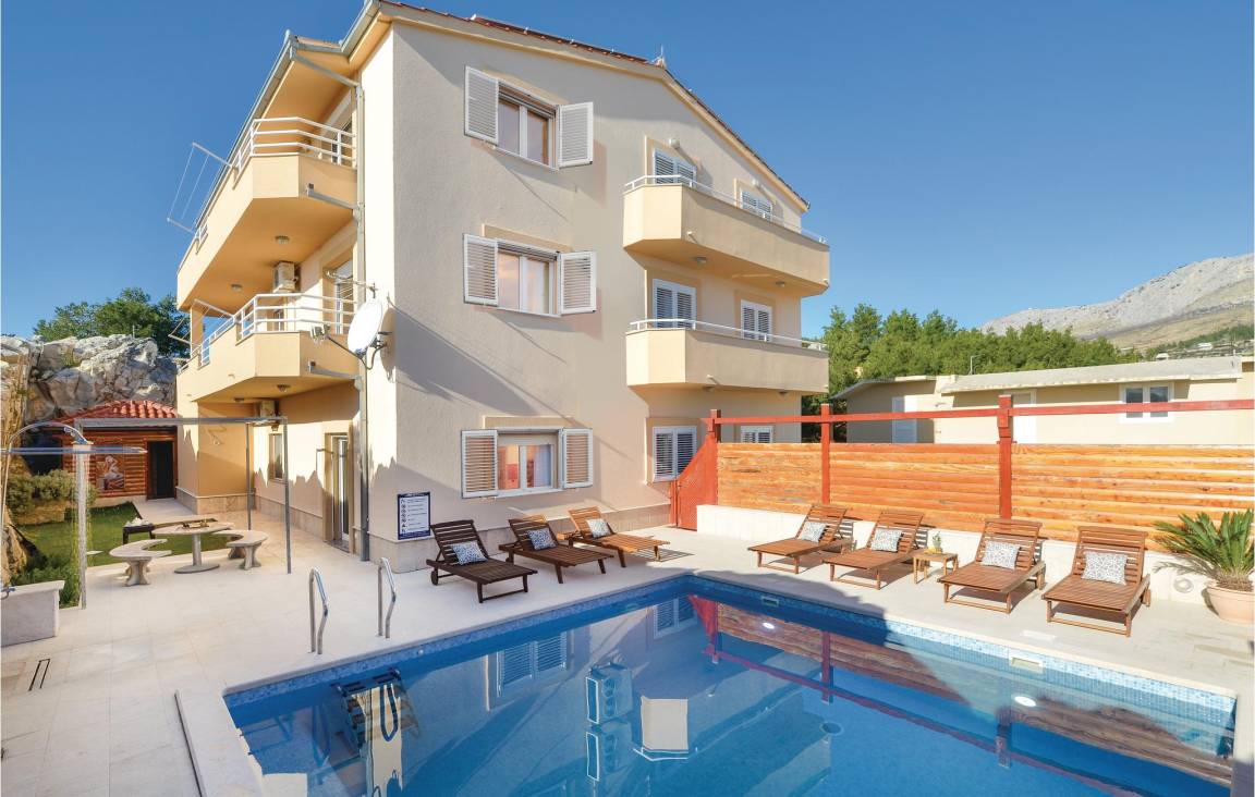 332 M² House ∙ 8 Bedrooms ∙ 11 Guests - Podstrana