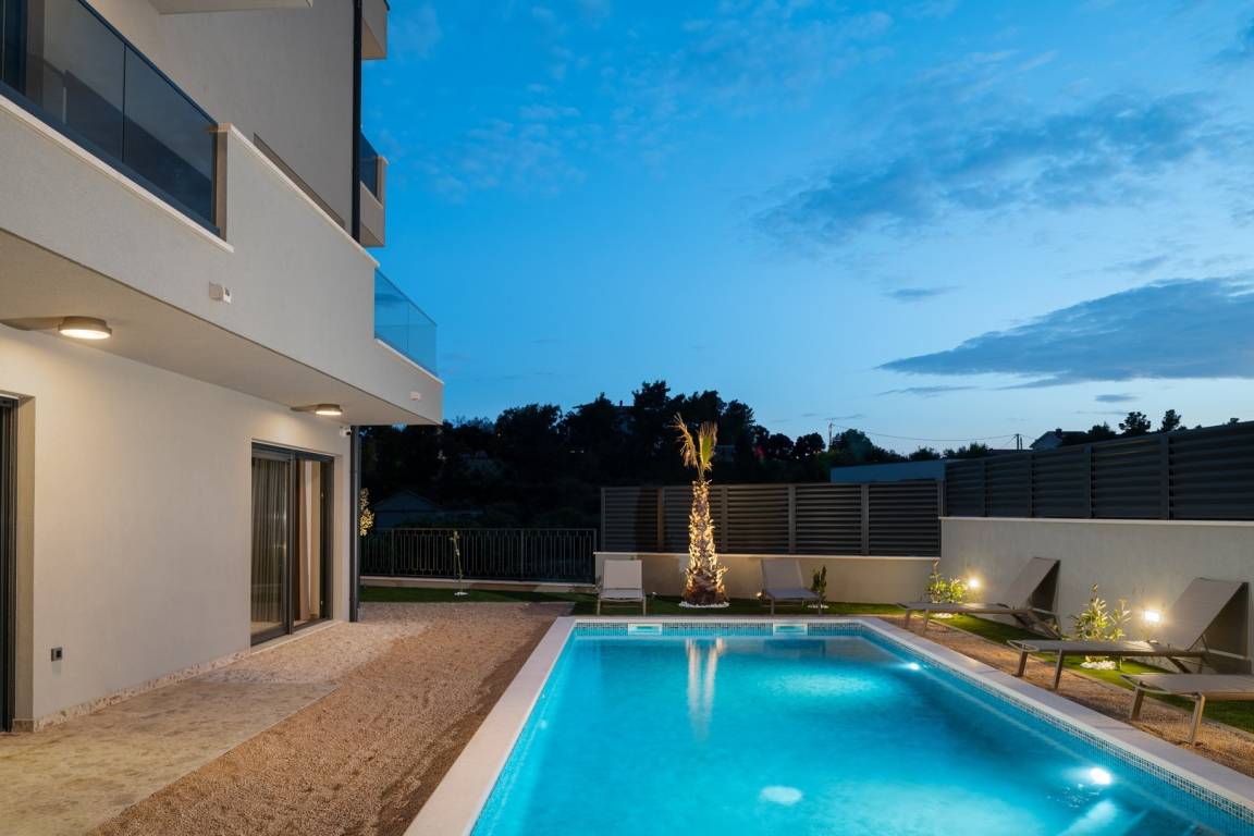 200 M² Villa ∙ 4 Bedrooms ∙ 10 Guests - Podstrana