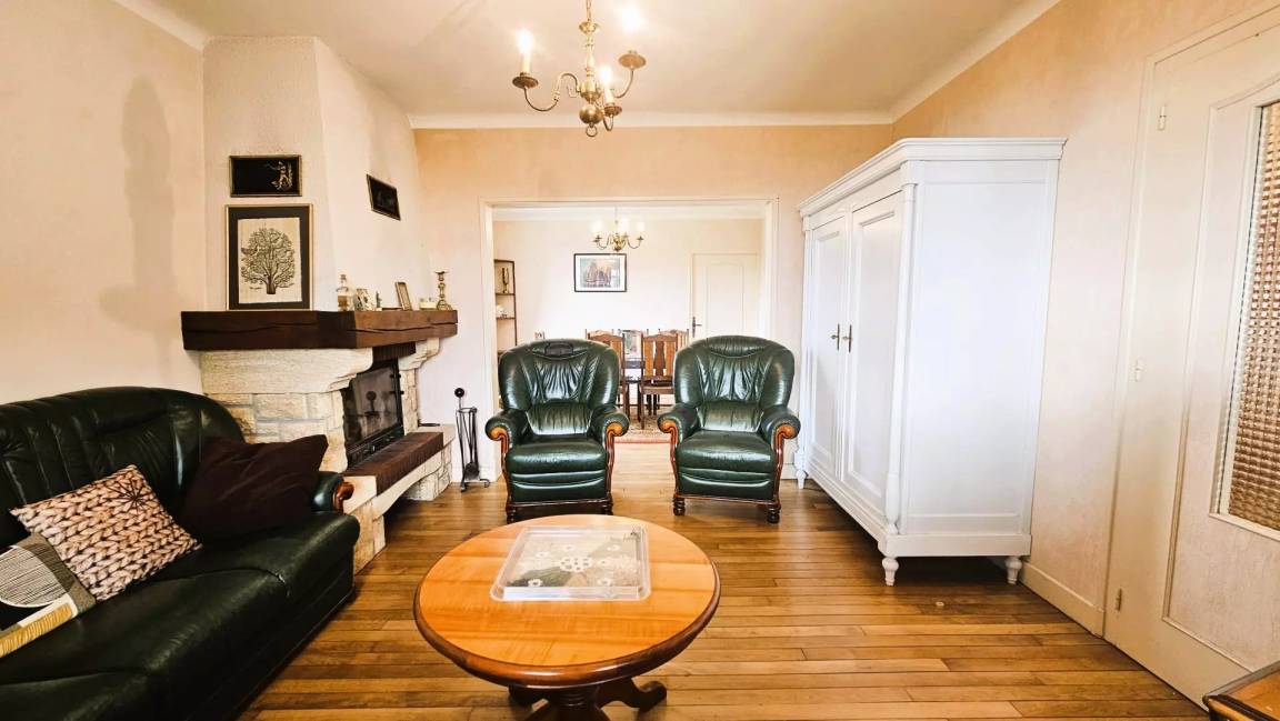 190 M² Maison De Vacances ∙ 3 Chambres ∙ 6 Personnes - Ussel