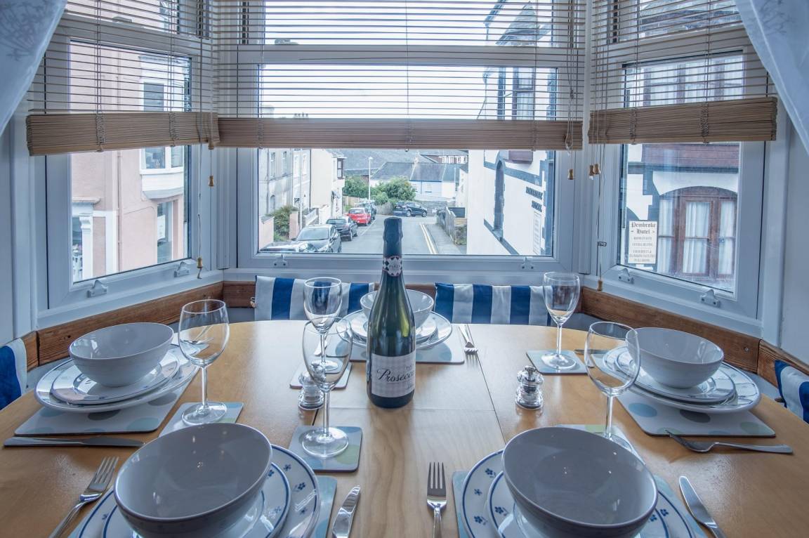 60 M² Apartment ∙ 2 Bedrooms ∙ 5 Guests - Tenby