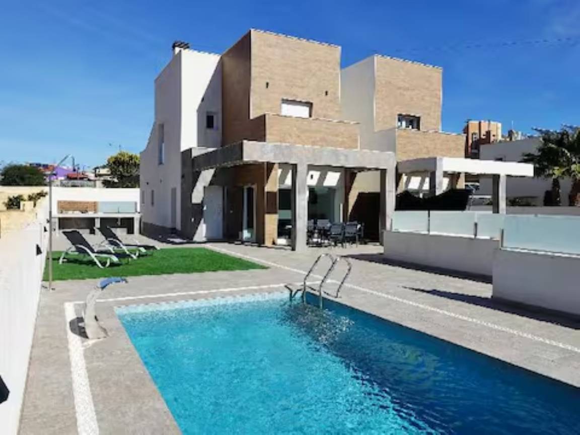 270 M² Villa ∙ 5 Bedrooms ∙ 10 Guests - Torrevieja