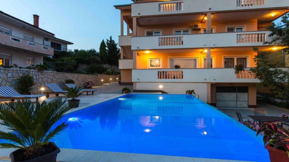 60 M² Huoneisto ∙ 2 Makuuhuonetta ∙ 4 Vierasta - Cres