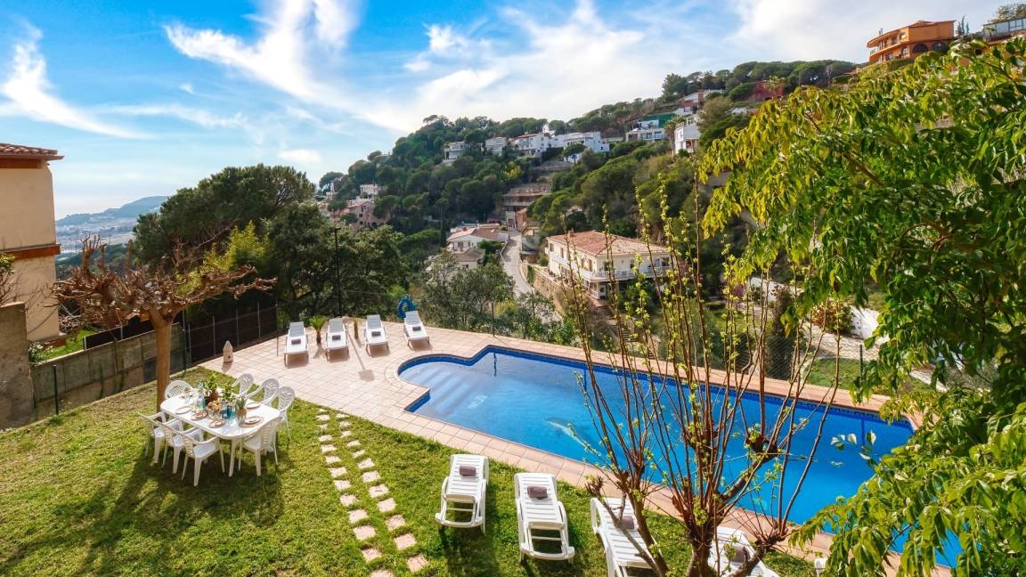 300 M² Villa ∙ 8 Habitaciones ∙ 15 Huéspedes - Lloret de Mar