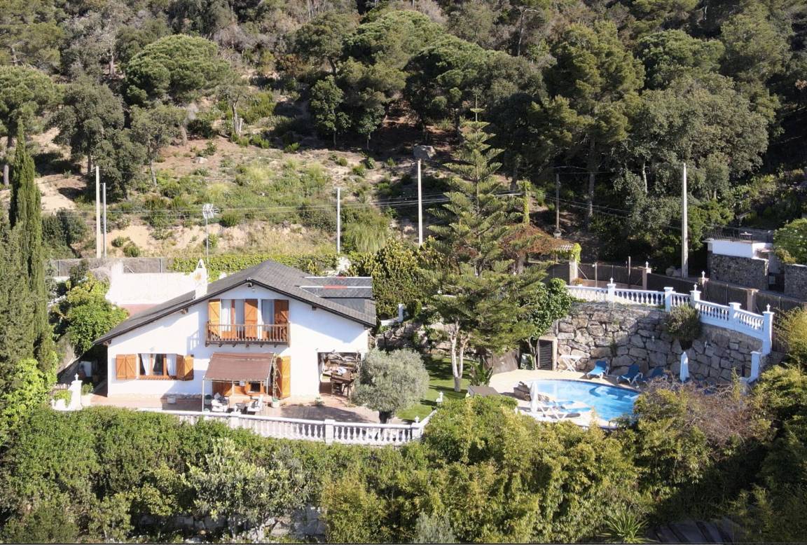 180 M² Villa ∙ 4 Bedrooms ∙ 9 Guests - Calella