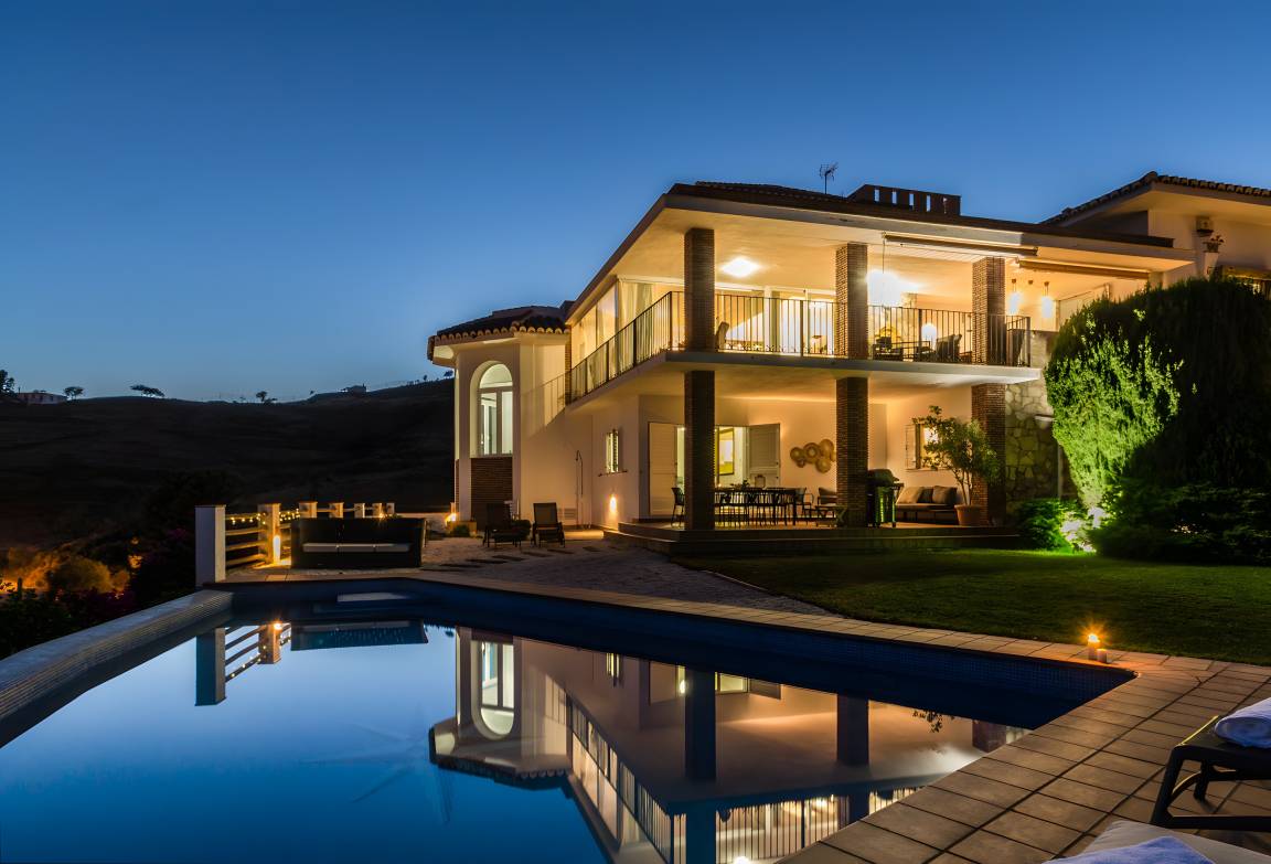 250 M² Villa ∙ 4 Slaapkamers ∙ 8 Gasten - Salobreña