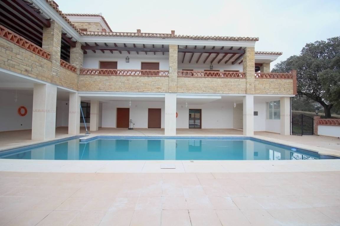 1500 M² Casa ∙ 10 Habitaciones ∙ 20 Huéspedes - Loja