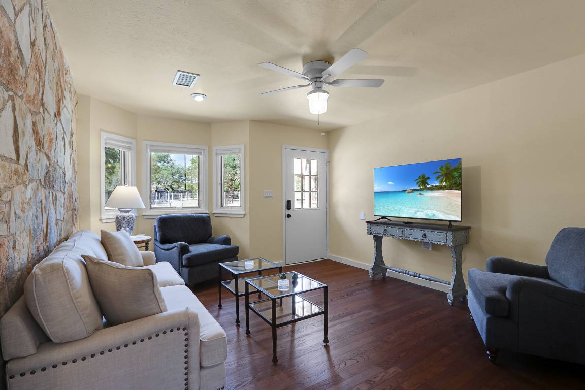 69 M² Cottage ∙ 2 Bedrooms ∙ 4 Guests - Dripping Springs, TX