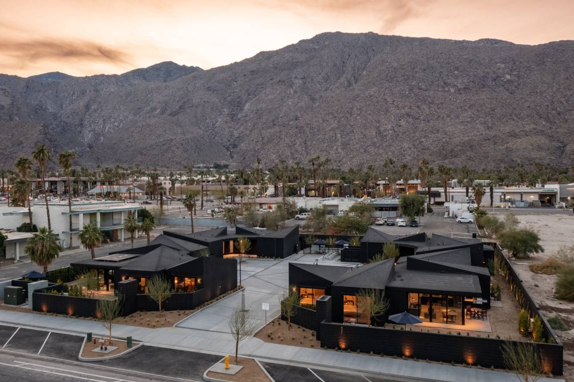 83 M² Hotel ∙ 16 Bedrooms ∙ 40 Guests - Palm Springs, CA