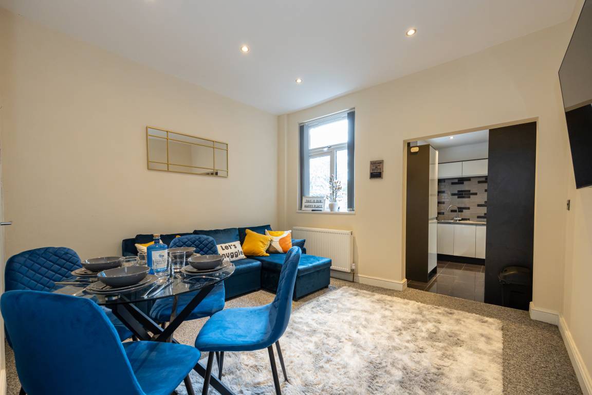 100 M² House ∙ 4 Bedrooms ∙ 7 Guests - Stoke-on-Trent