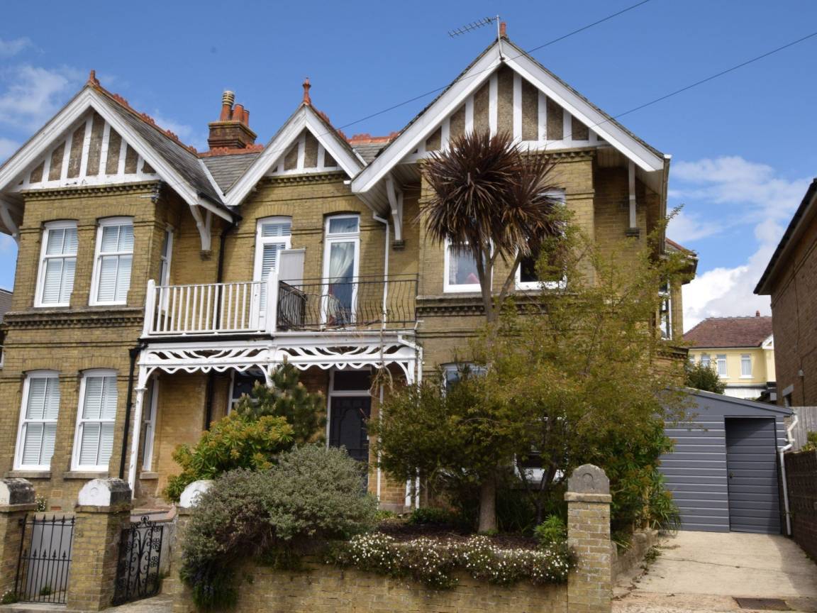 Cottage ∙ 4 Bedrooms ∙ 8 Guests - Shanklin