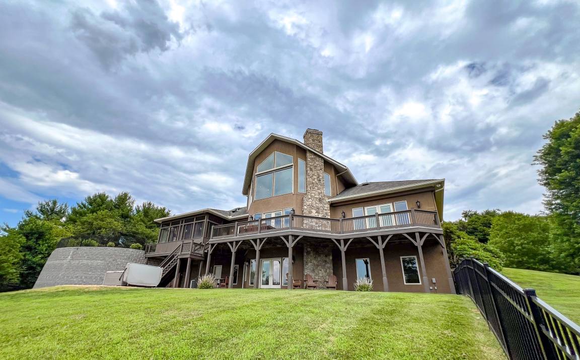 392 M² House ∙ 4 Bedrooms ∙ 14 Guests - Lansing, NC
