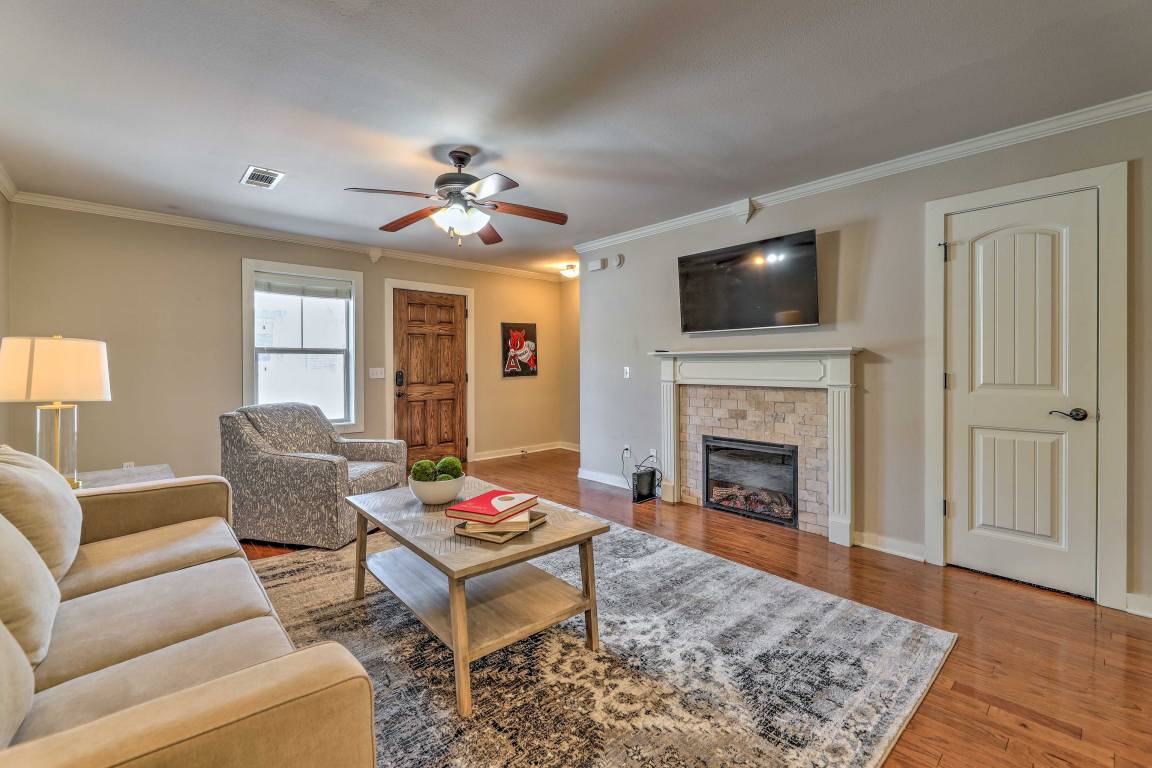 111 M² Apartment ∙ 2 Bedrooms ∙ 6 Guests - Fayetteville, AR