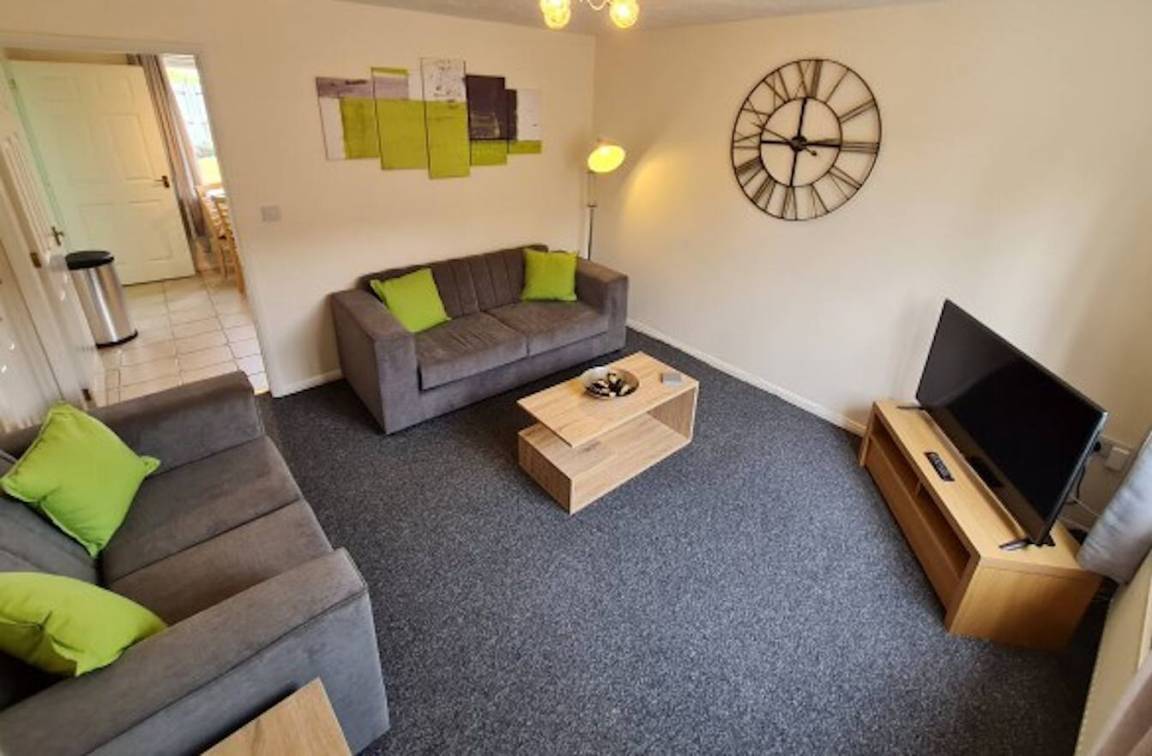 100 M² House ∙ 3 Bedrooms ∙ 6 Guests - Coventry
