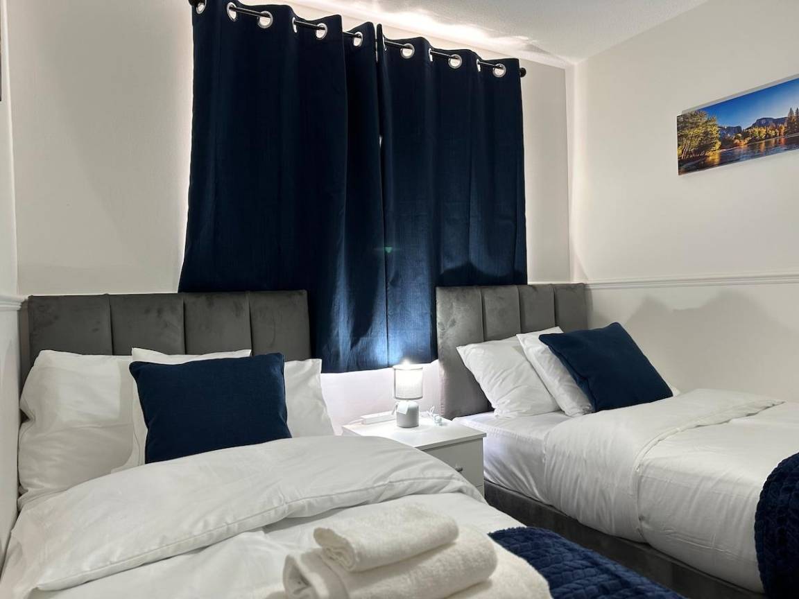 63 M² House ∙ 3 Bedrooms ∙ 7 Guests - Leigh Sports Village