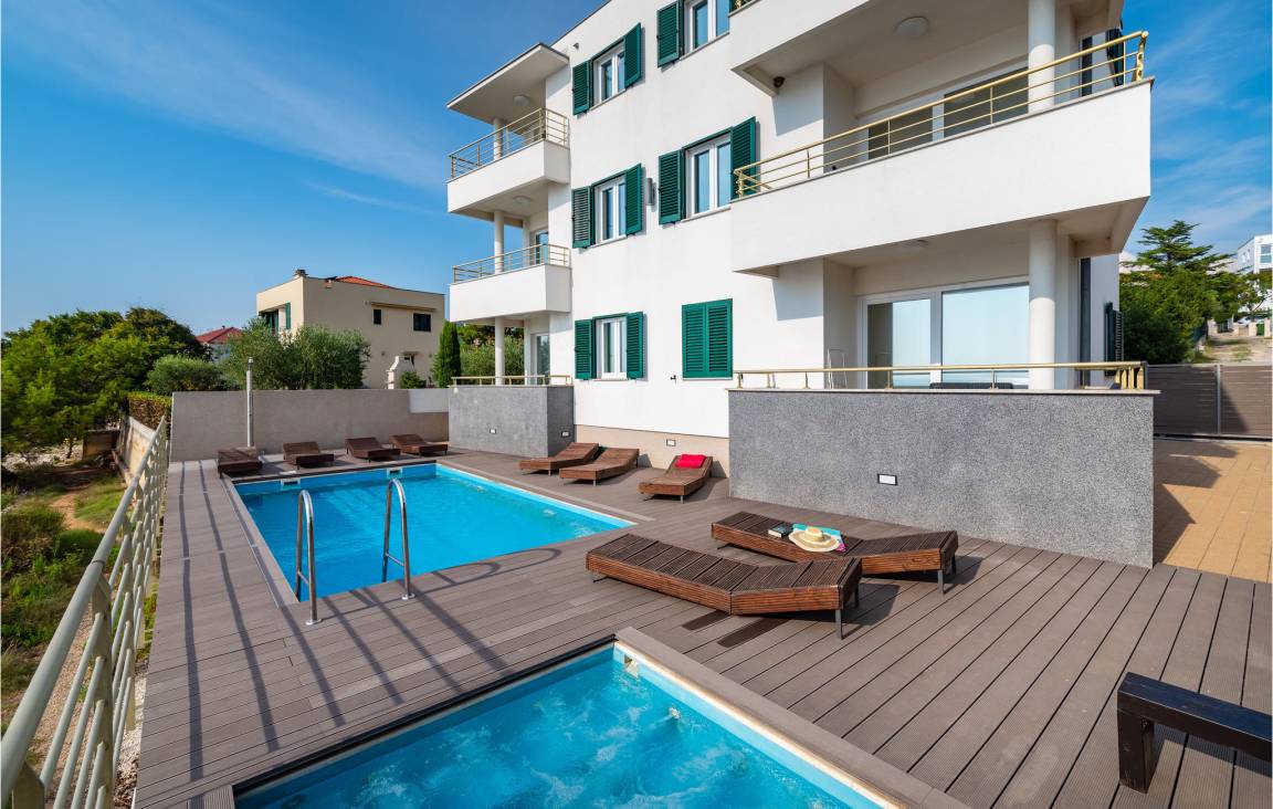 204 M² House ∙ 6 Bedrooms ∙ 12 Guests - Zadar