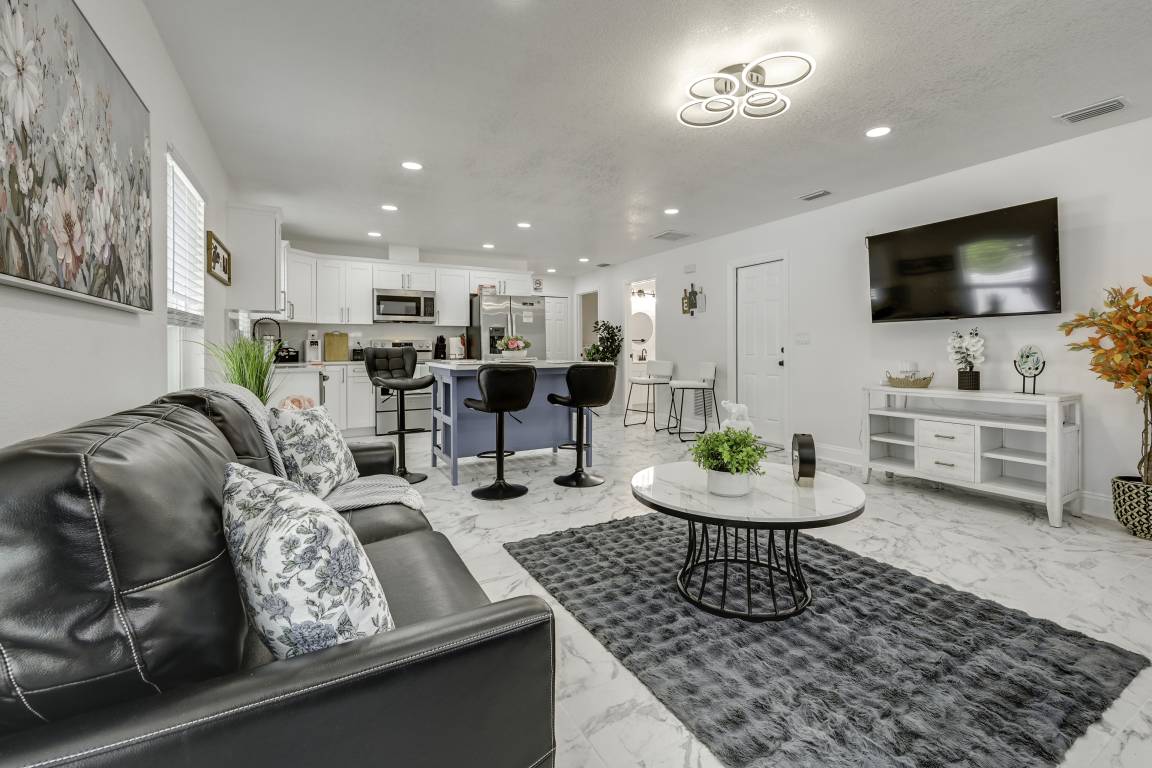 83 M² House ∙ 2 Bedrooms ∙ 6 Guests - ZooTampa at Lowry Park, Tampa