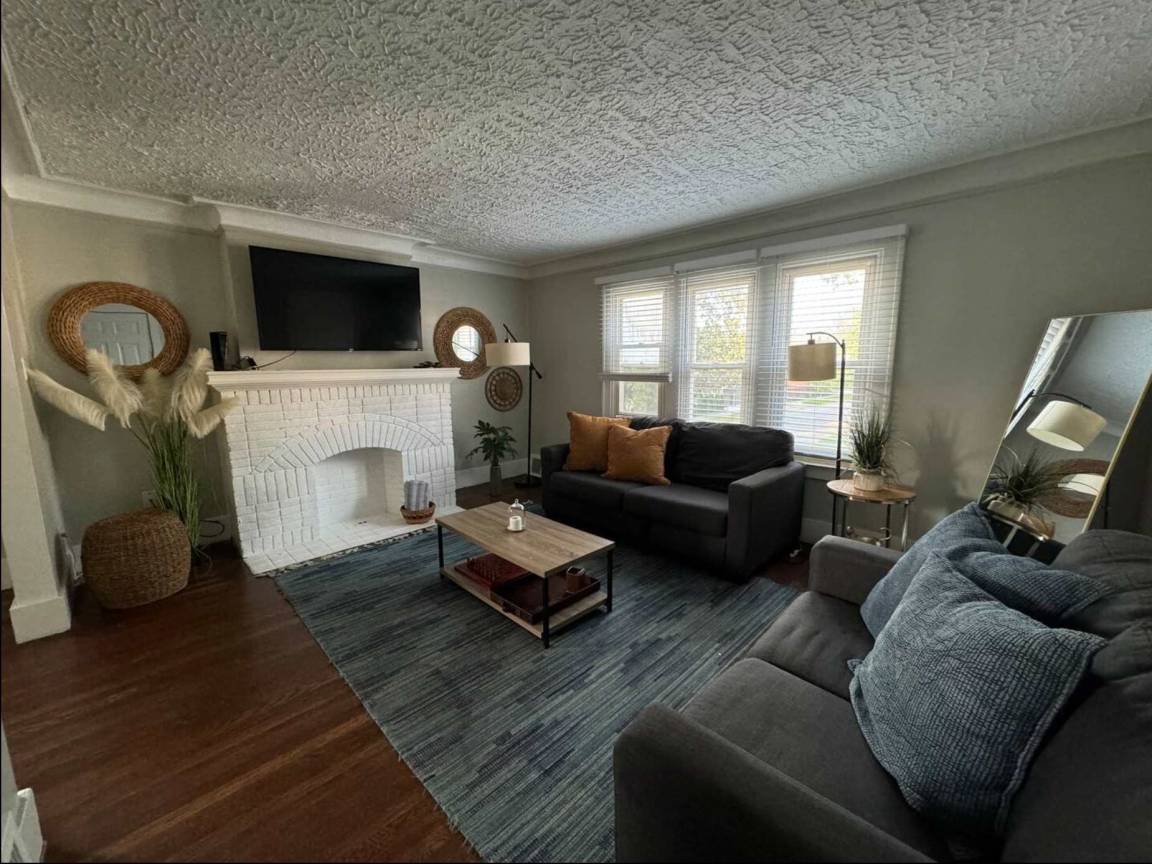 Ferienhaus ∙ 2 Schlafzimmer ∙ 4 Gäste - Warren, MI