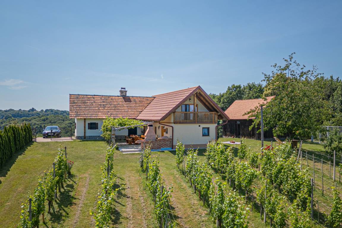 67 M² House ∙ 1 Bedroom ∙ 4 Guests - Banovci