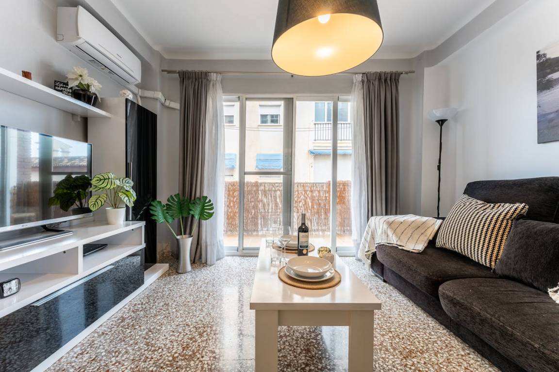 65 M² Apartment ∙ 3 Bedrooms ∙ 5 Guests - Málaga