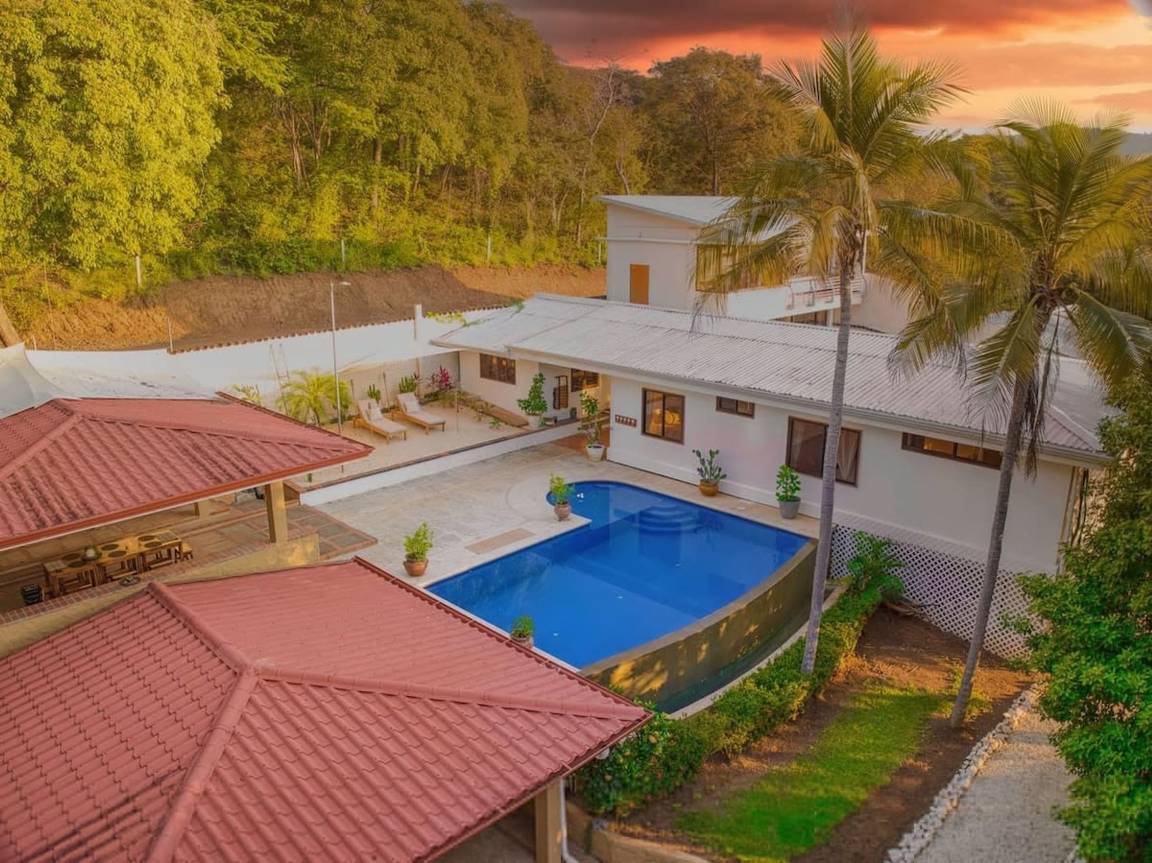 Villa ∙ 5 Habitaciones ∙ 16 Huéspedes - Playa Hermosa