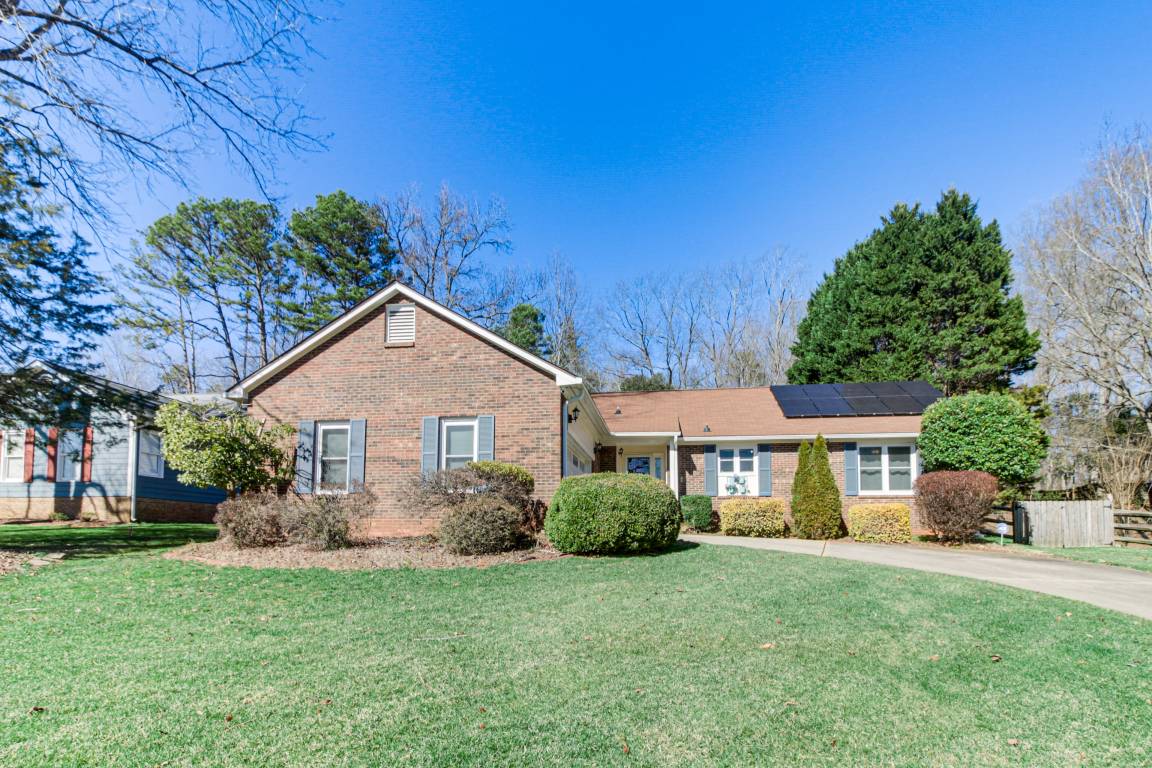 130 M² House ∙ 3 Bedrooms ∙ 6 Guests - Piper Glen Drive – Charlotte