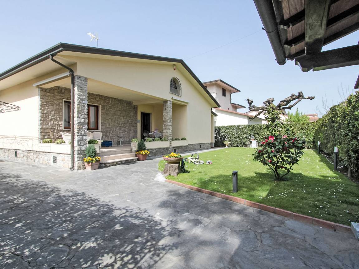 130 M² House ∙ 4 Bedrooms ∙ 6 Guests - Massa