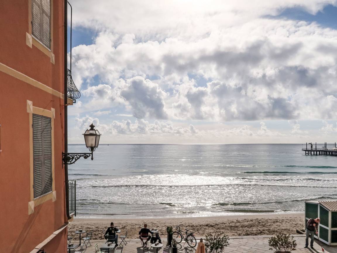 100 M² Huoneisto ∙ 2 Makuuhuonetta ∙ 5 Vierasta - Alassio