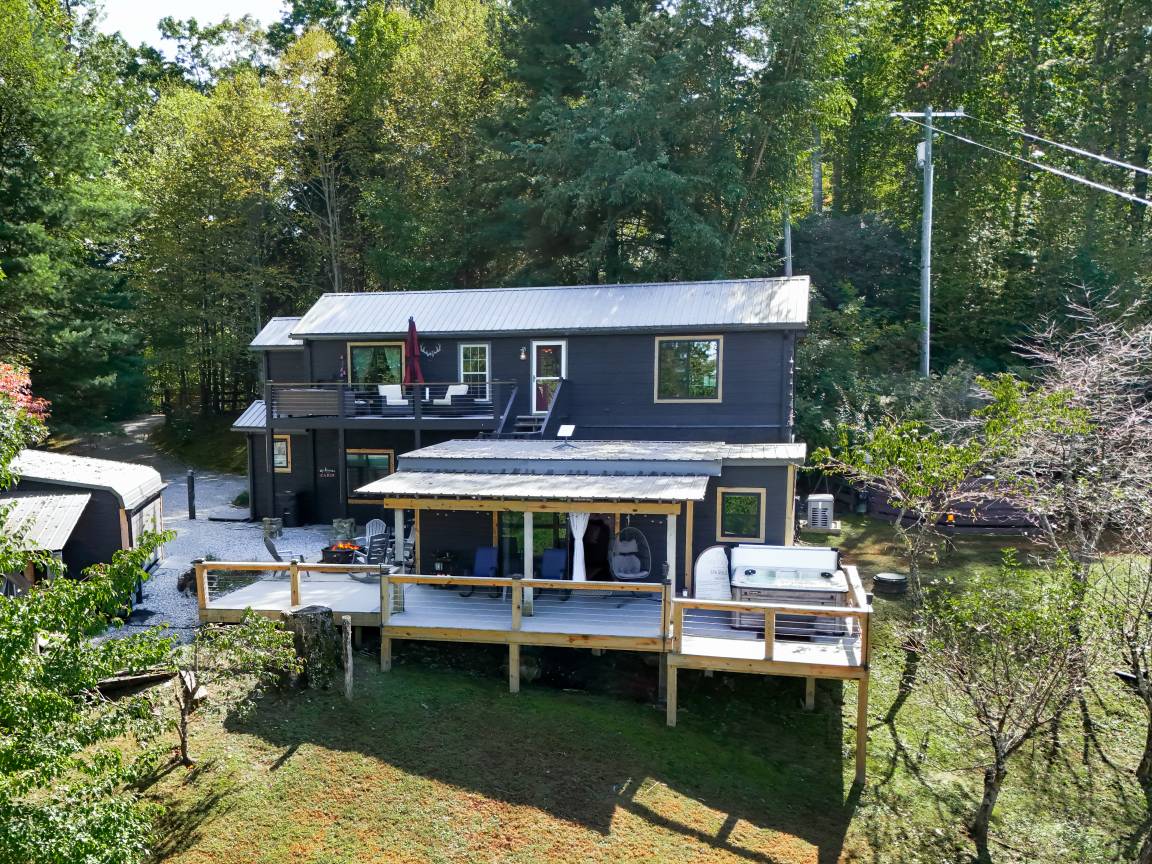 House ∙ 3 Bedrooms ∙ 6 Guests - Hendersonville, NC