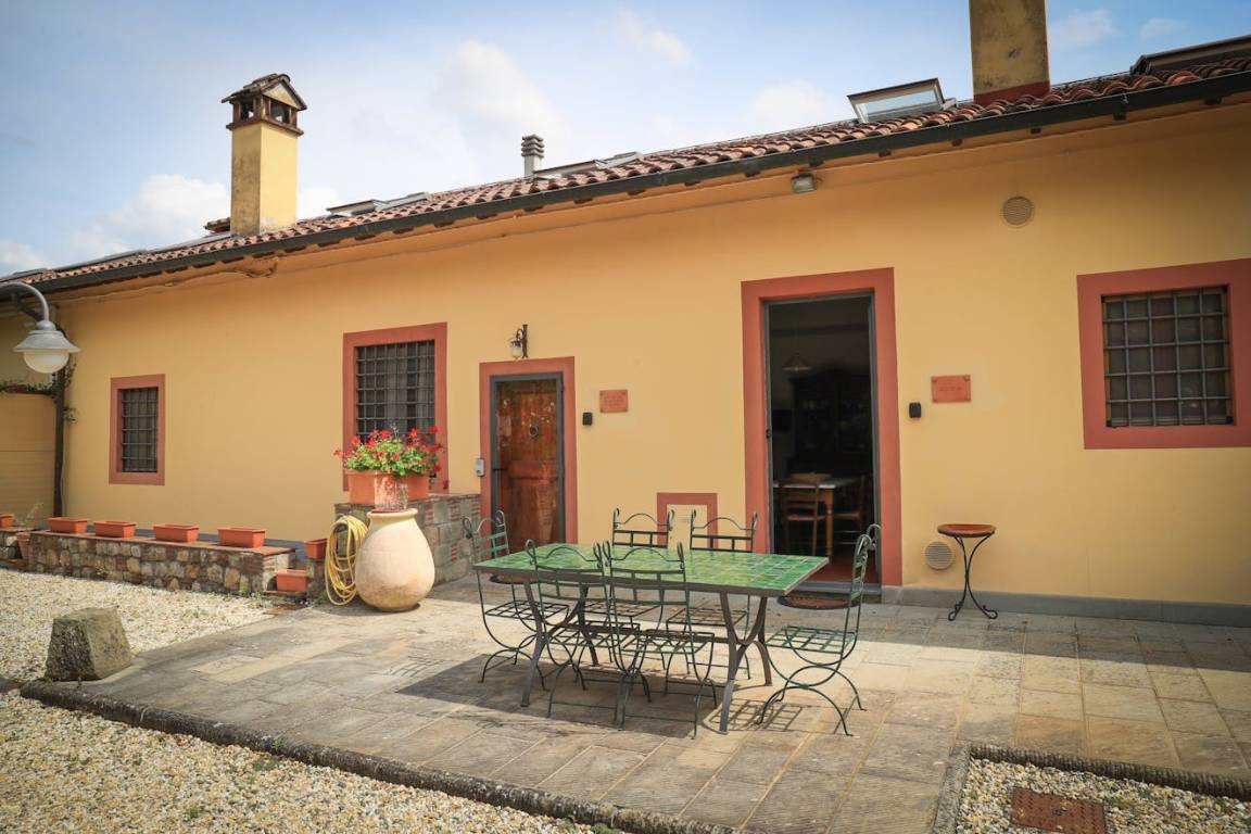 120 M² Apartment ∙ 2 Bedrooms ∙ 4 Guests - Prato
