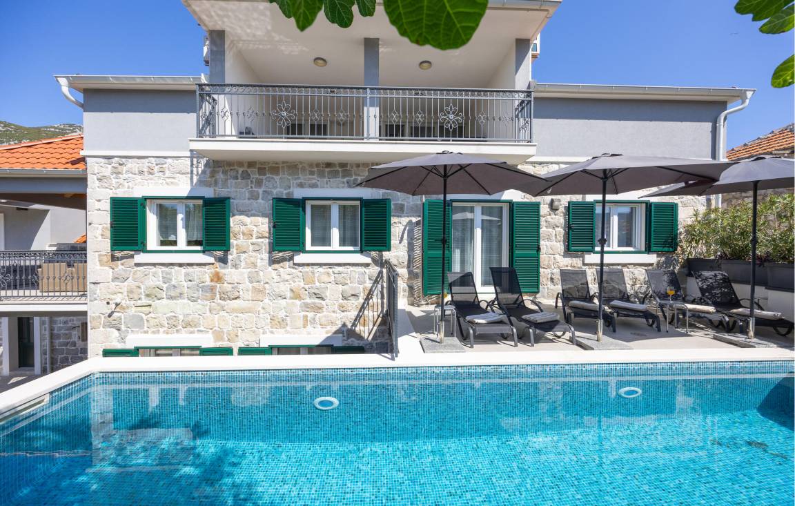 350 M² Ferienhaus ∙ 7 Schlafzimmer ∙ 12 Gäste - Mimice