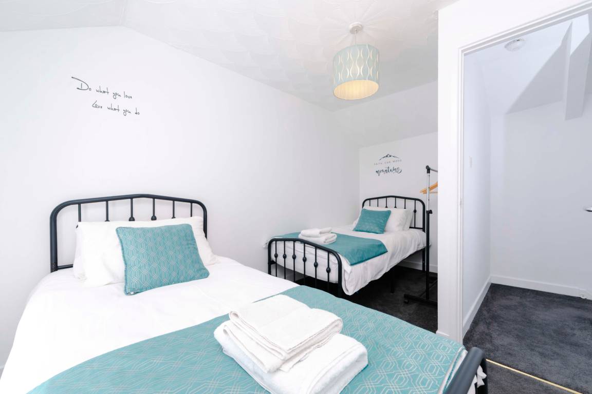 75 M² Cottage ∙ 2 Bedrooms ∙ 4 Guests - South Wales