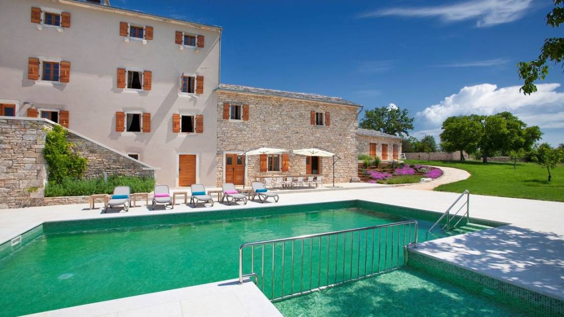 690 M² Appartamento Vacanza ∙ 7 Camere Da Letto ∙ 19 Ospiti - Montona