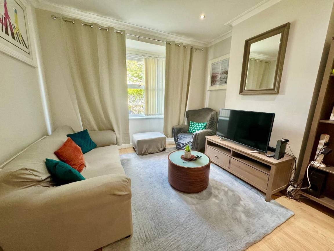 75 M² House ∙ 2 Bedrooms ∙ 4 Guests - Brentford