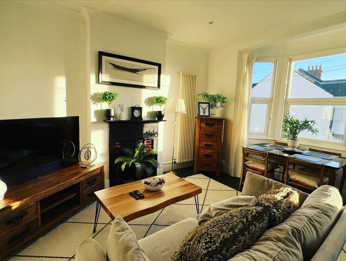25 M² Private Room ∙ 2 Bedrooms ∙ 9 Guests - Southend-on-Sea