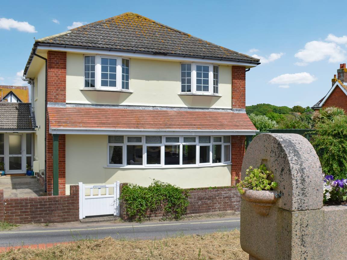 Cottage ∙ 4 Bedrooms ∙ 8 Guests - Barton on Sea