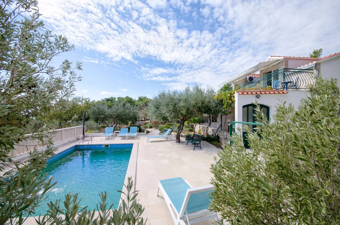House ∙ 5 Bedrooms ∙ 9 Guests - Bol
